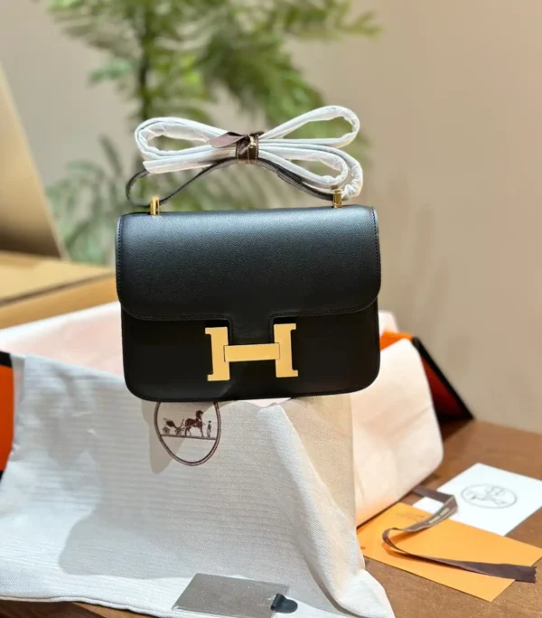 HM High quality black handbag with gold H Logo – The Jewellery Effect